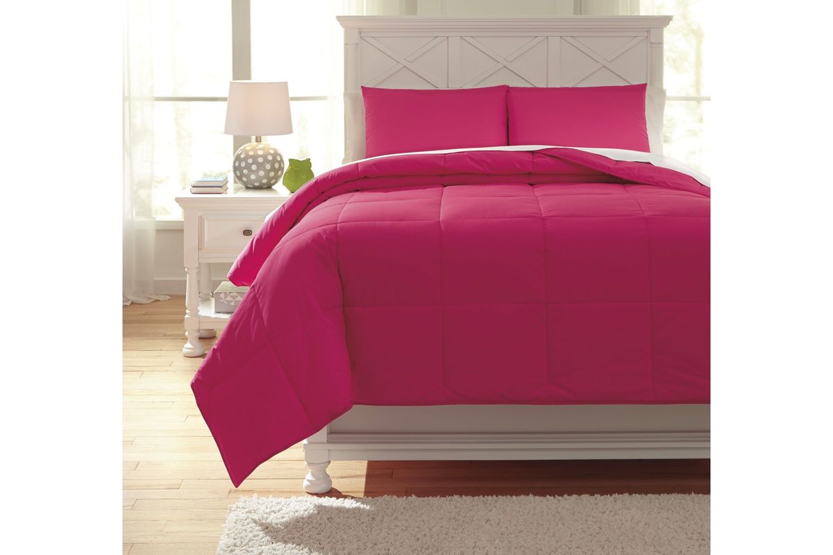 Plainfield Full Comforter Set in Magenta by Ashley at Gardner-White